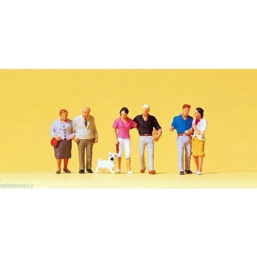 HO Standing Couples w/Dog from Hobbyrama