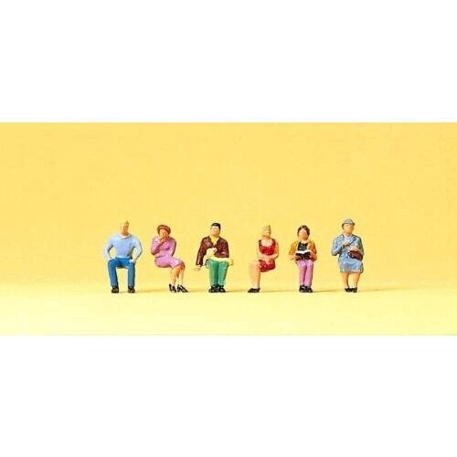 TT:120 Seated People from Hobbyrama