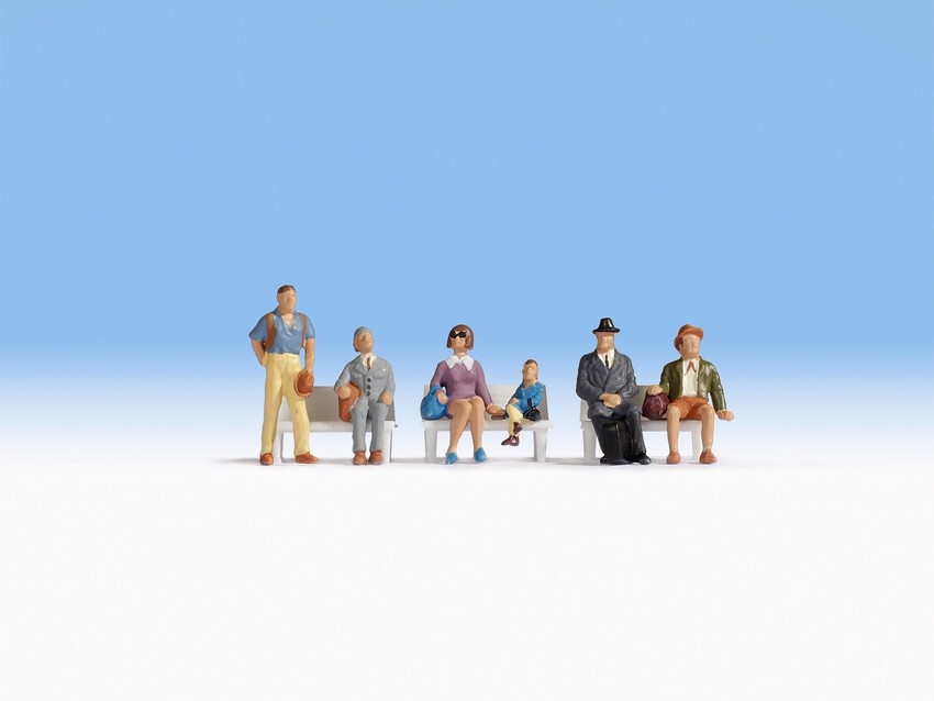 HO Passengers w/o Benches from Hobbyrama